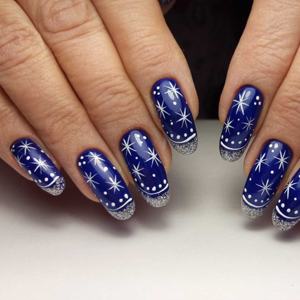 Синий новогодний маникюр на короткие и длинные ногти